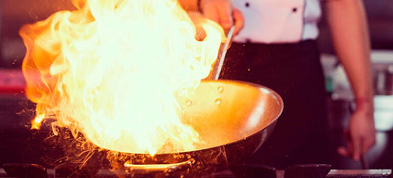 Fritar, refogar, flambar ou grelhar? Os 4 pilares da cozinha
