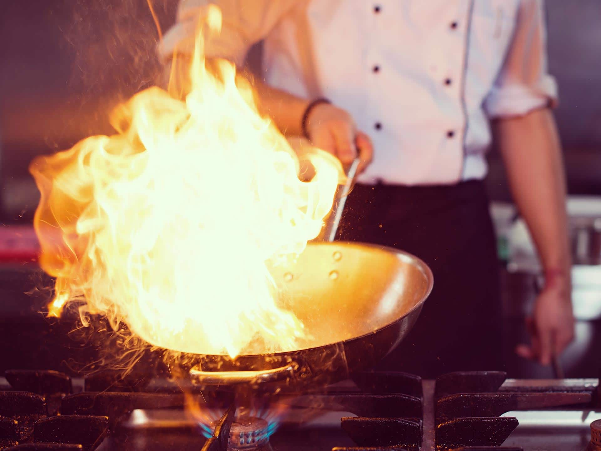 Fritar, refogar, flambar ou grelhar? Os 4 pilares da cozinha