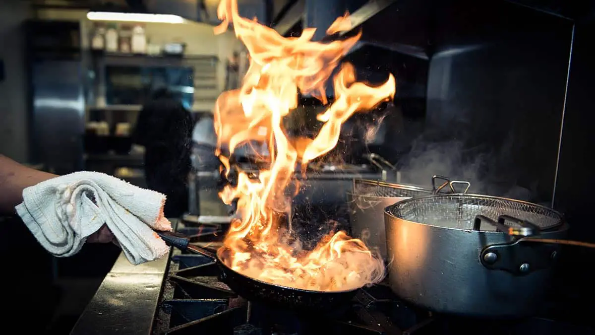 O que é Flambar? Dicas para impressionar as visitas [2021]